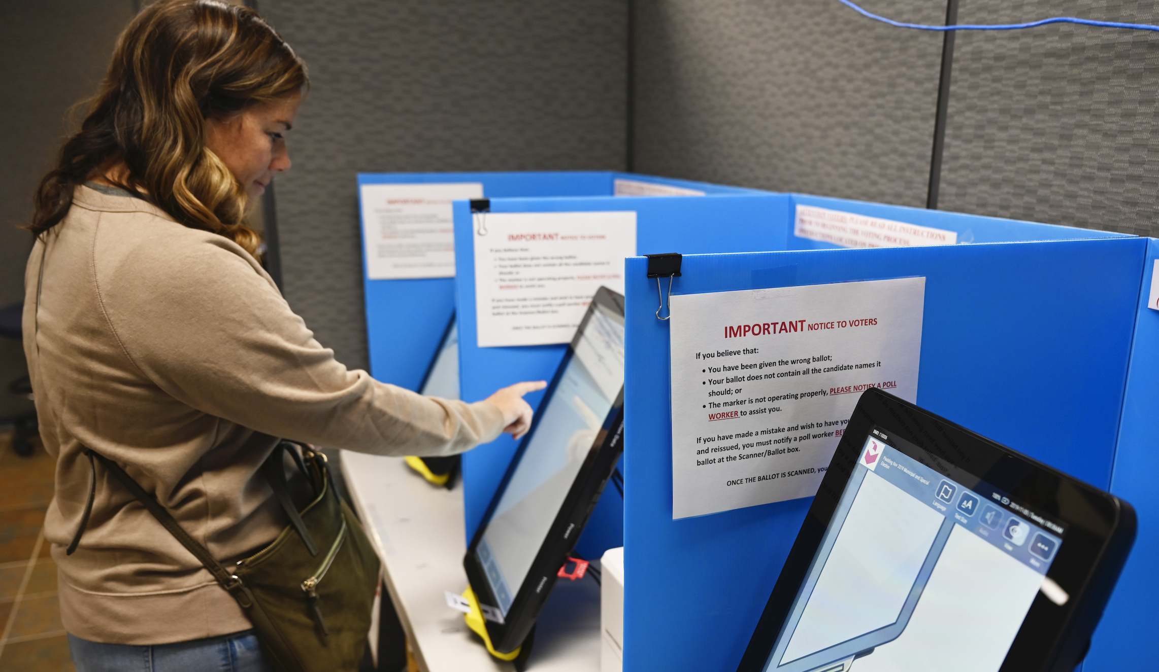 Election judge pleads guilty to stuffing ballot boxes during primary ...