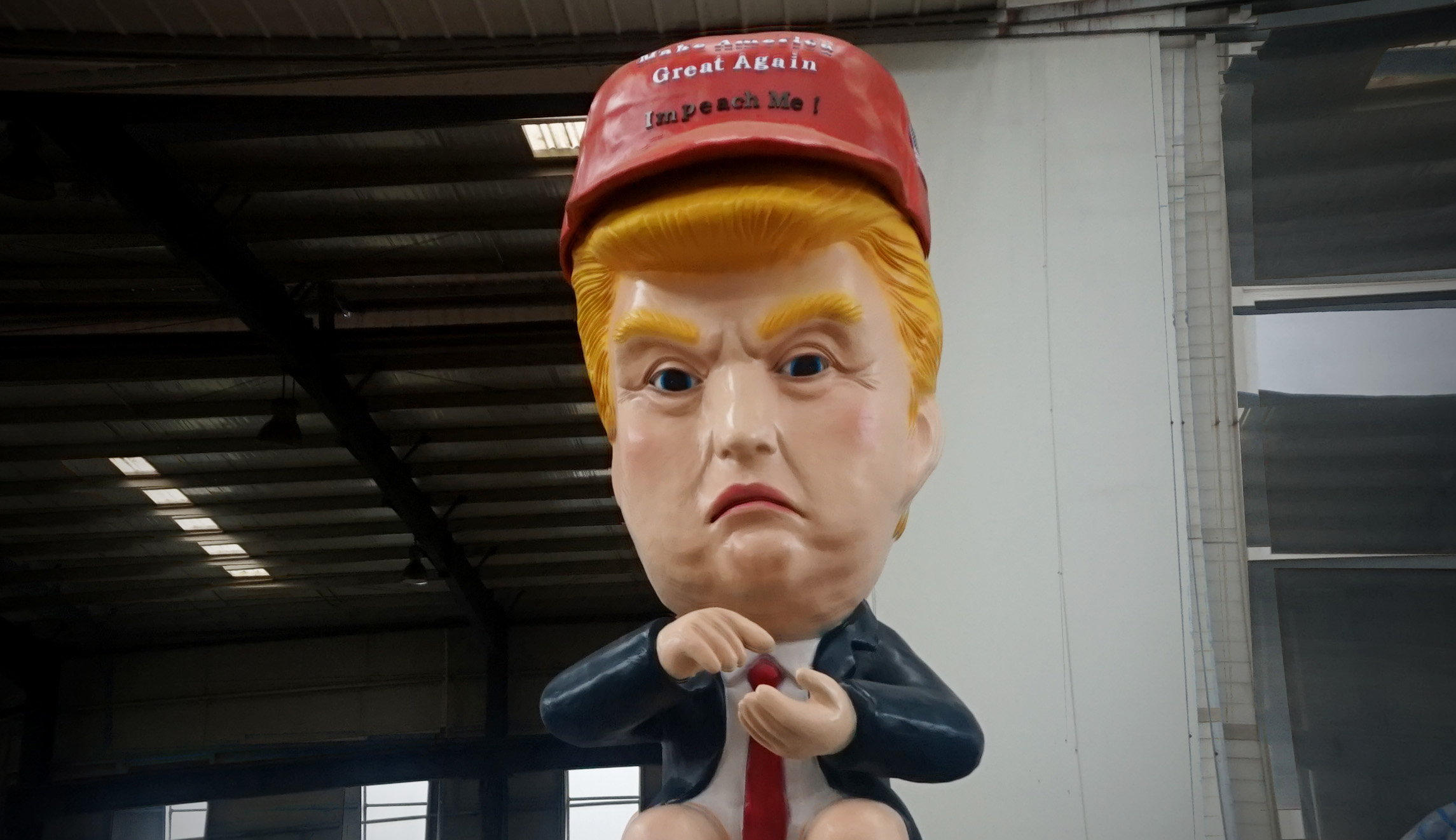 Sixteen-foot talking, tweeting, robotic Trump on a toilet arrives in UK ...