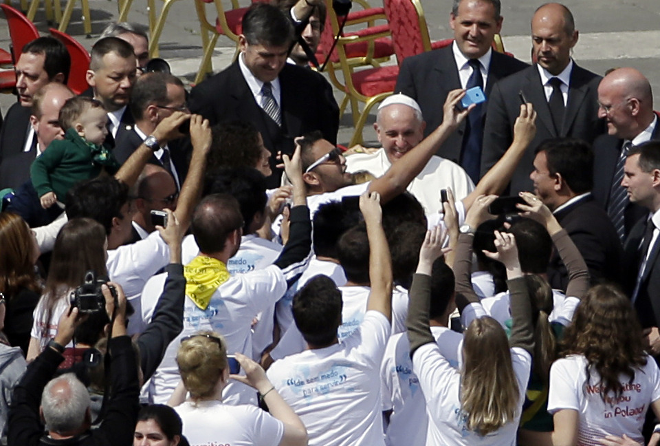 Pope poses for ‘selfies’ after Palm Sunday homily - Washington Examiner