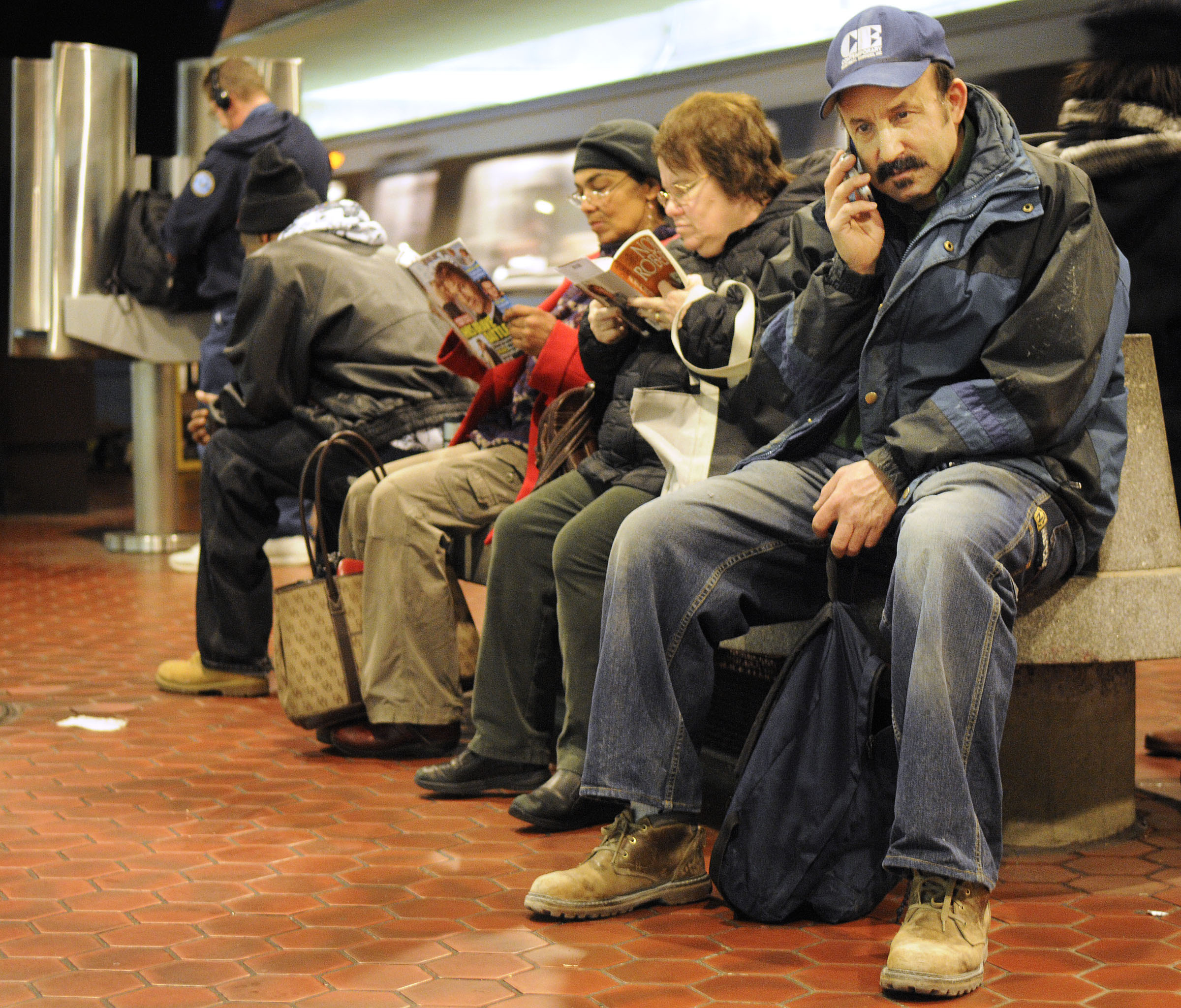 Riders report spotty WMATA cell phone service - Washington Examiner