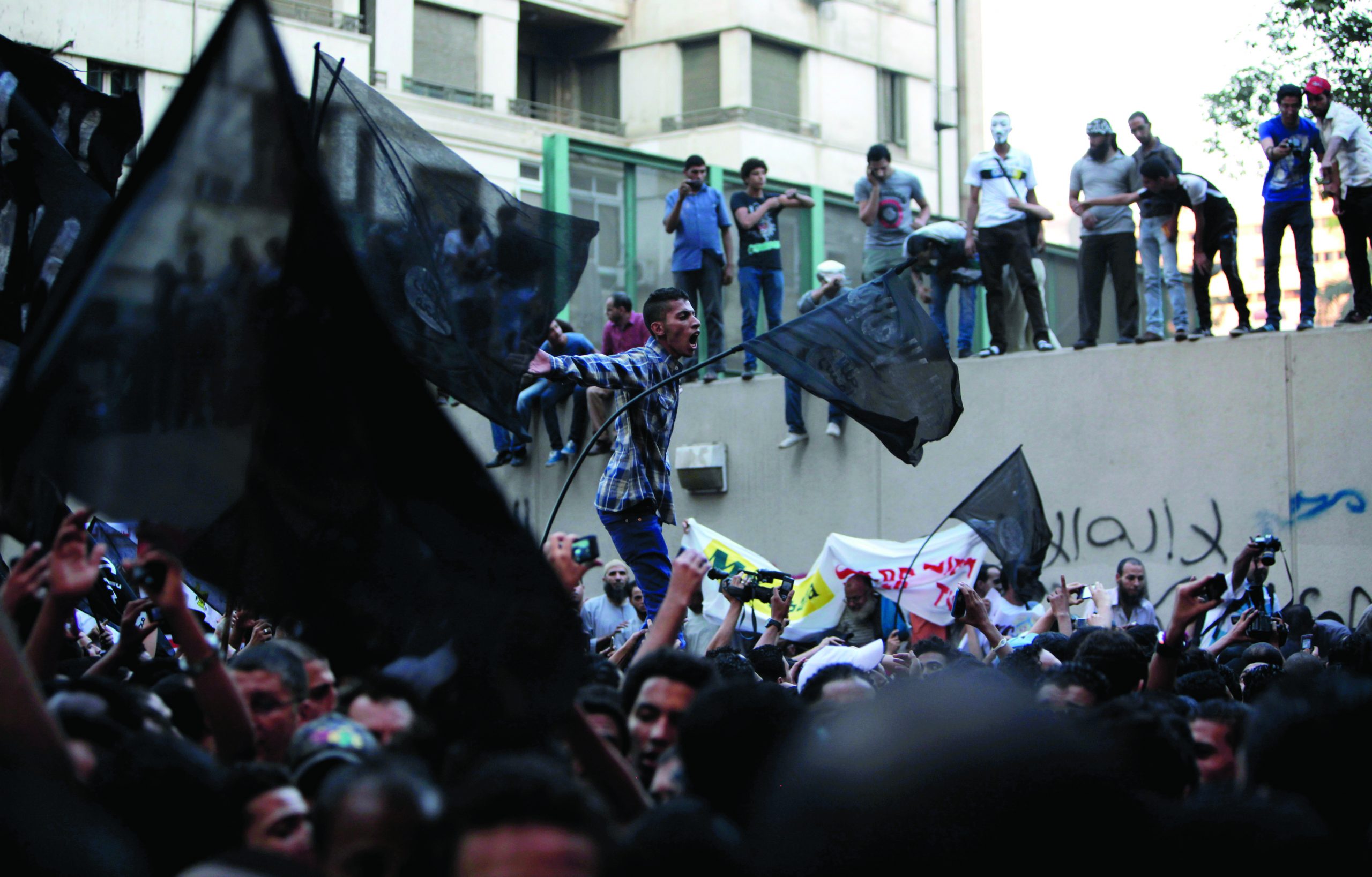 Egyptian protesters scale US Embassy wall in Cairo - Washington Examiner