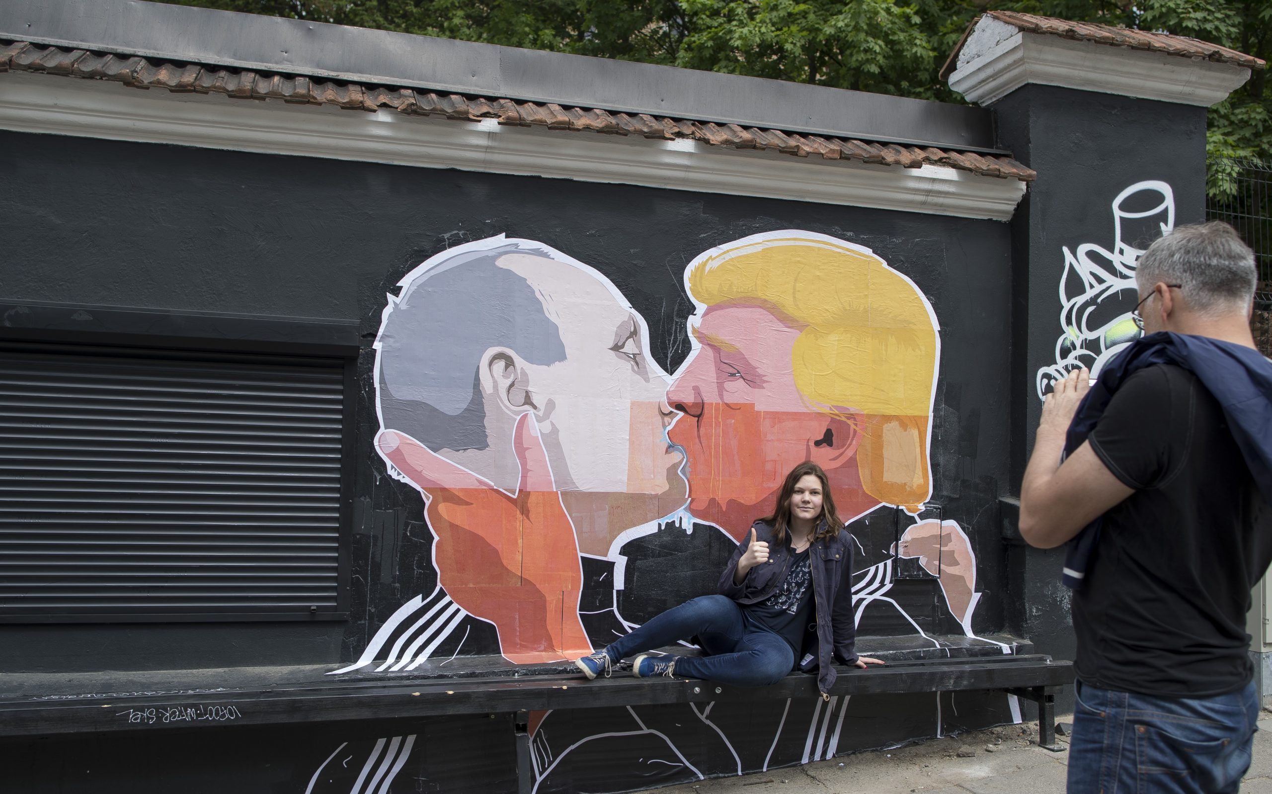 Graffiti of Trump, Putin kissing goes viral - Washington Examiner
