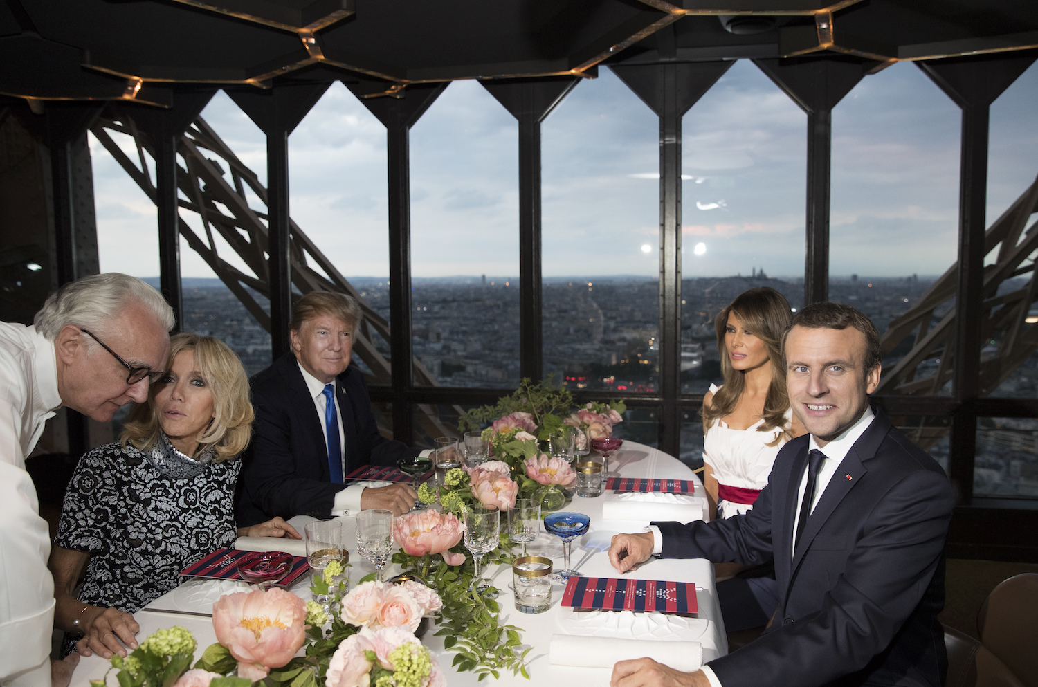 Trump, Macron dine at Eiffel Tower in display of warming relationship ...