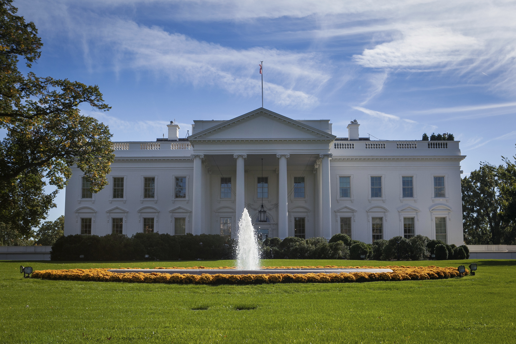 President, first lady surprise visitors as White House tours resume ...