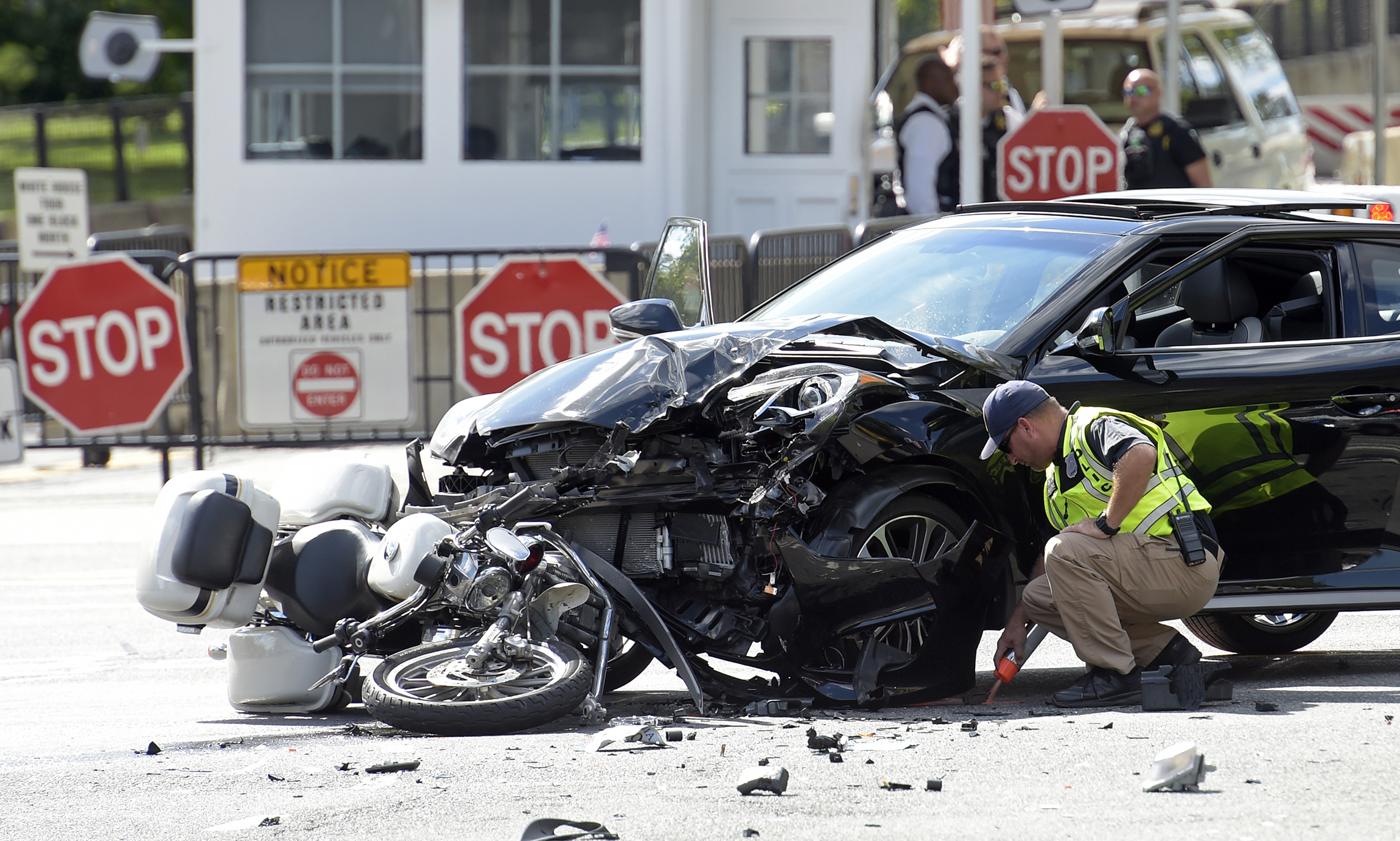 Secret Service motorcycle cop struck by car - Washington Examiner