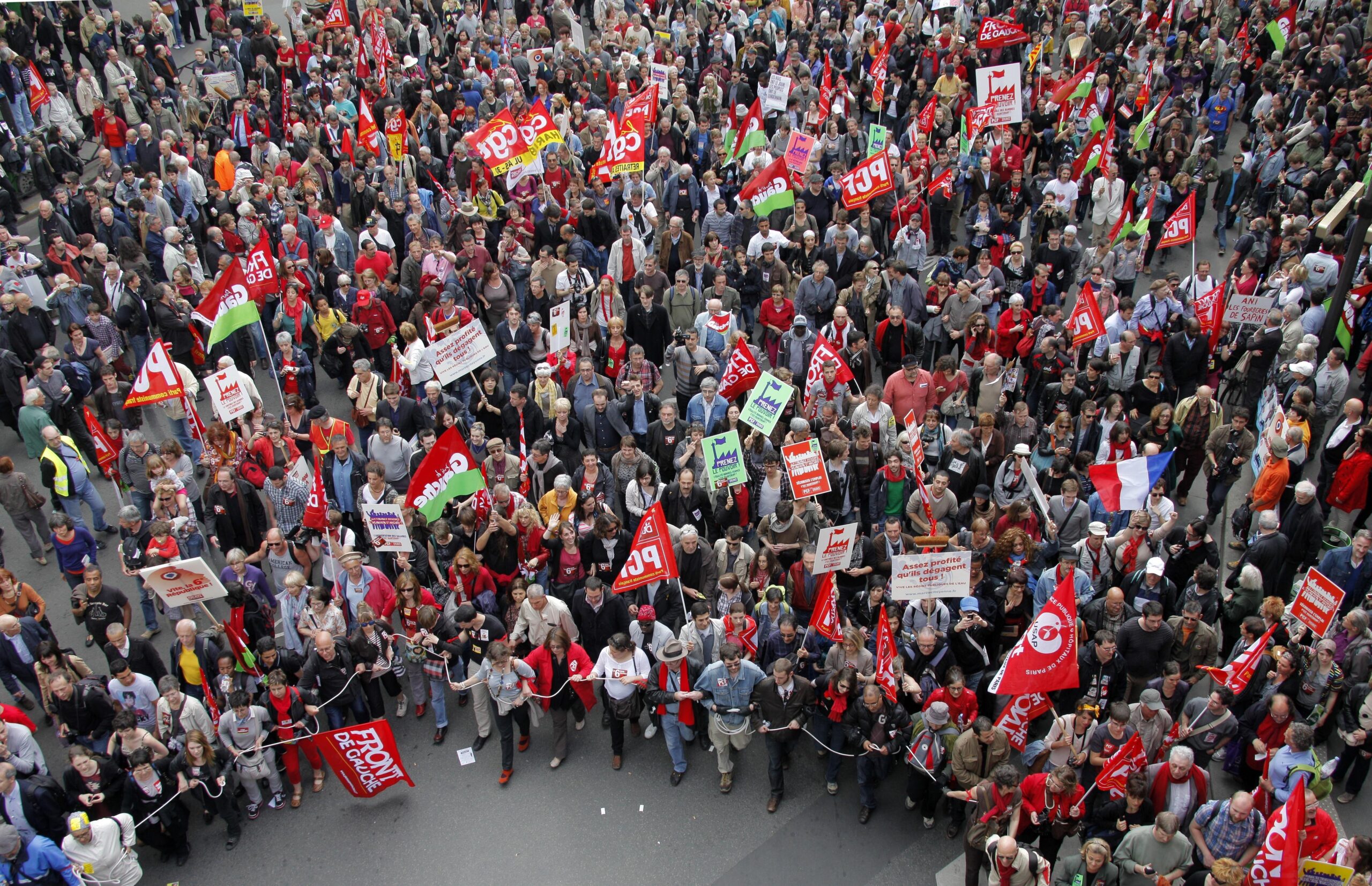 Thousands of leftists protest Hollande’s first year - Washington Examiner