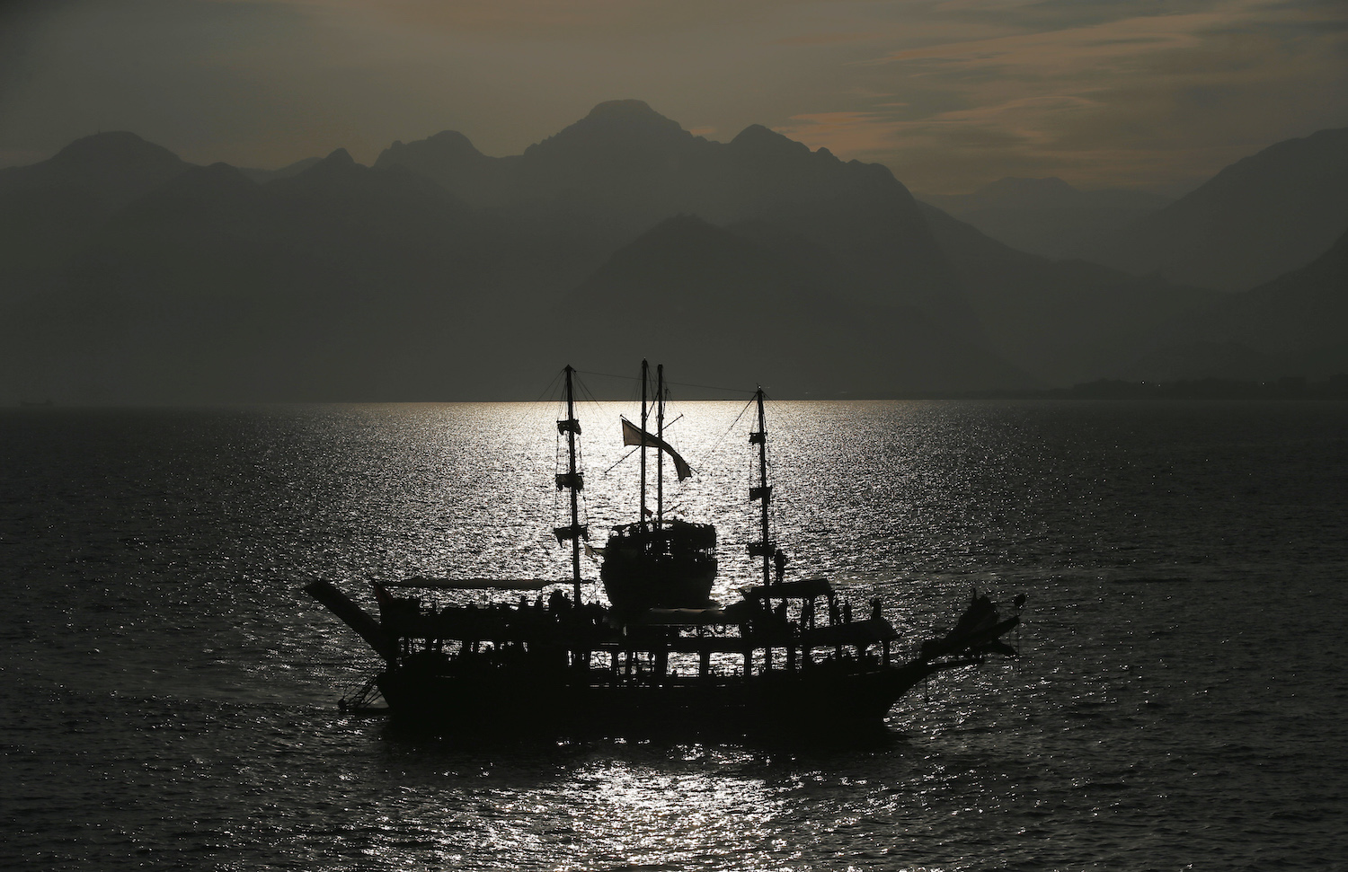 US blasts 10 ISIS boats out of the water in Iraq - Washington Examiner