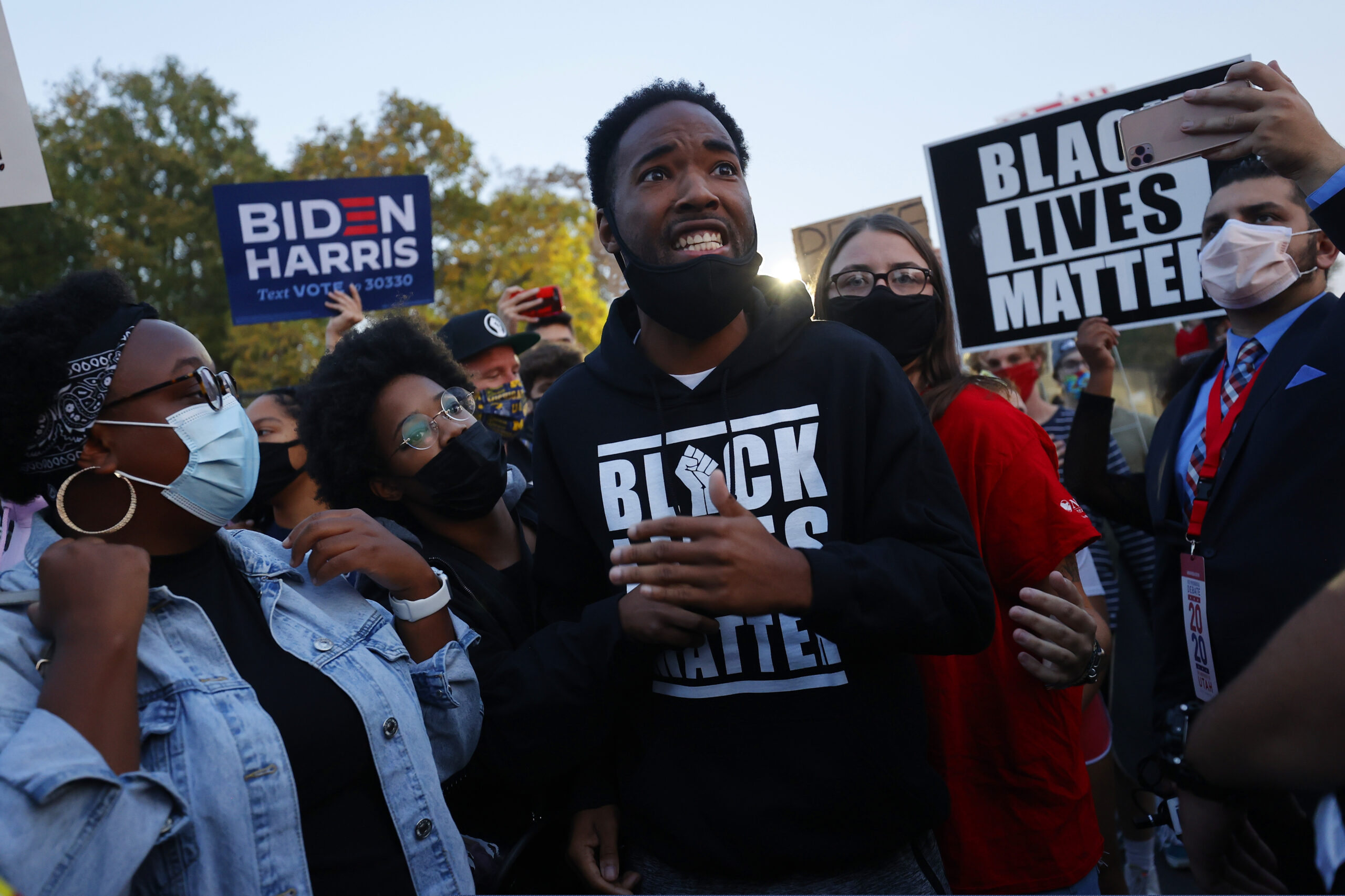 BLM protesters surround white NYC diners and demand they leave the city ...