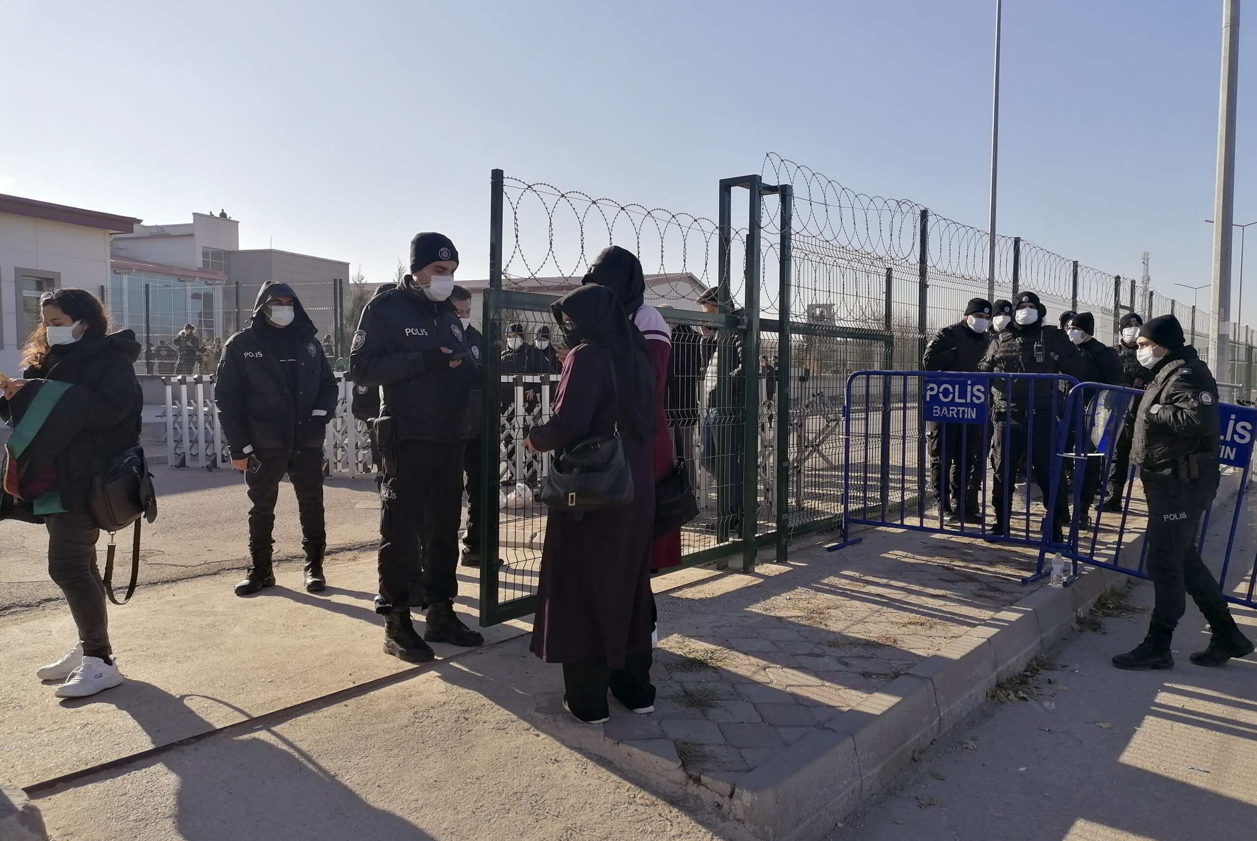 One guard and 20 inmates hospitalized after fire breakout in Istanbul ...