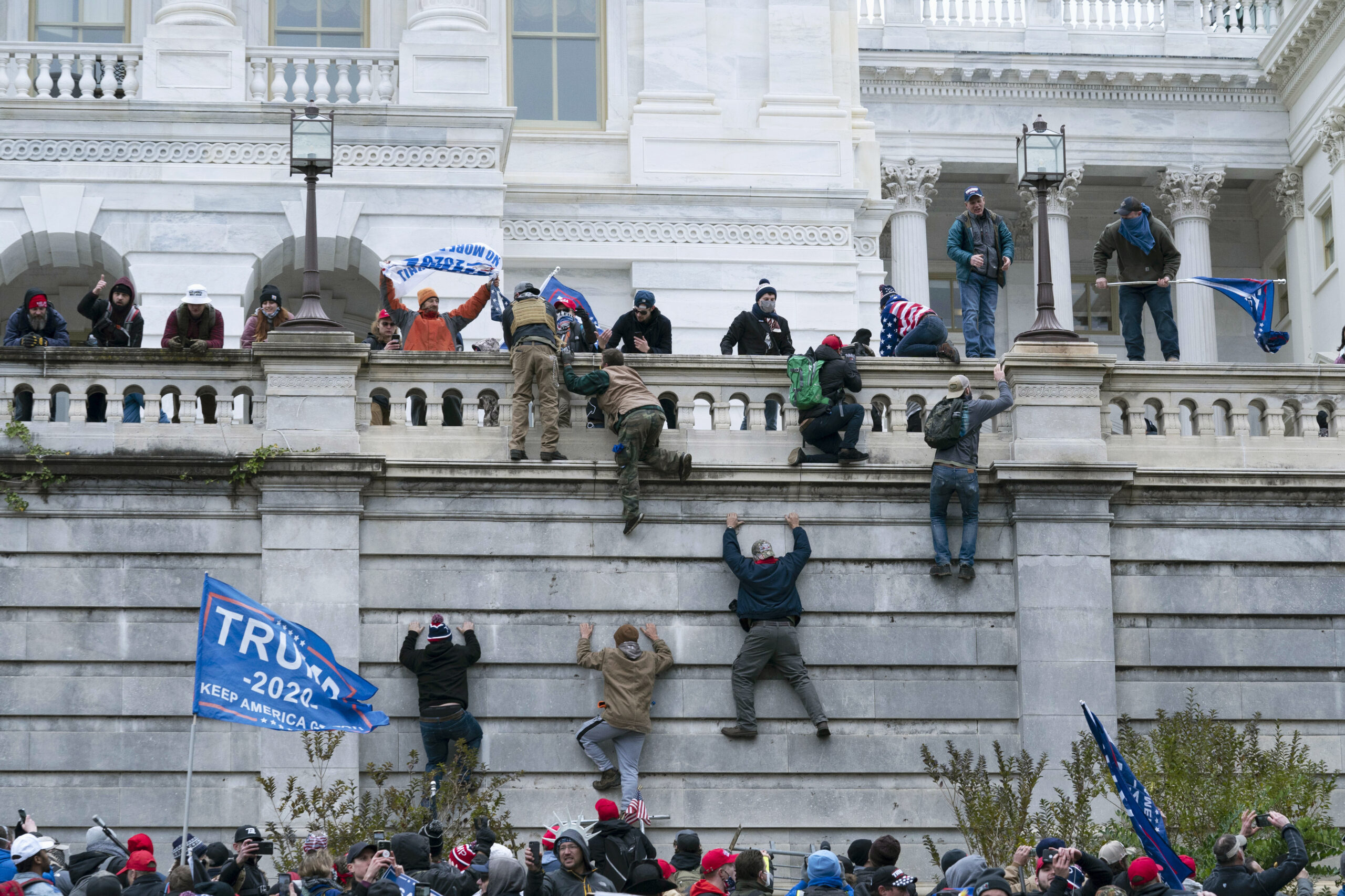 Two Virginia police officers photographed giving middle finger at ...