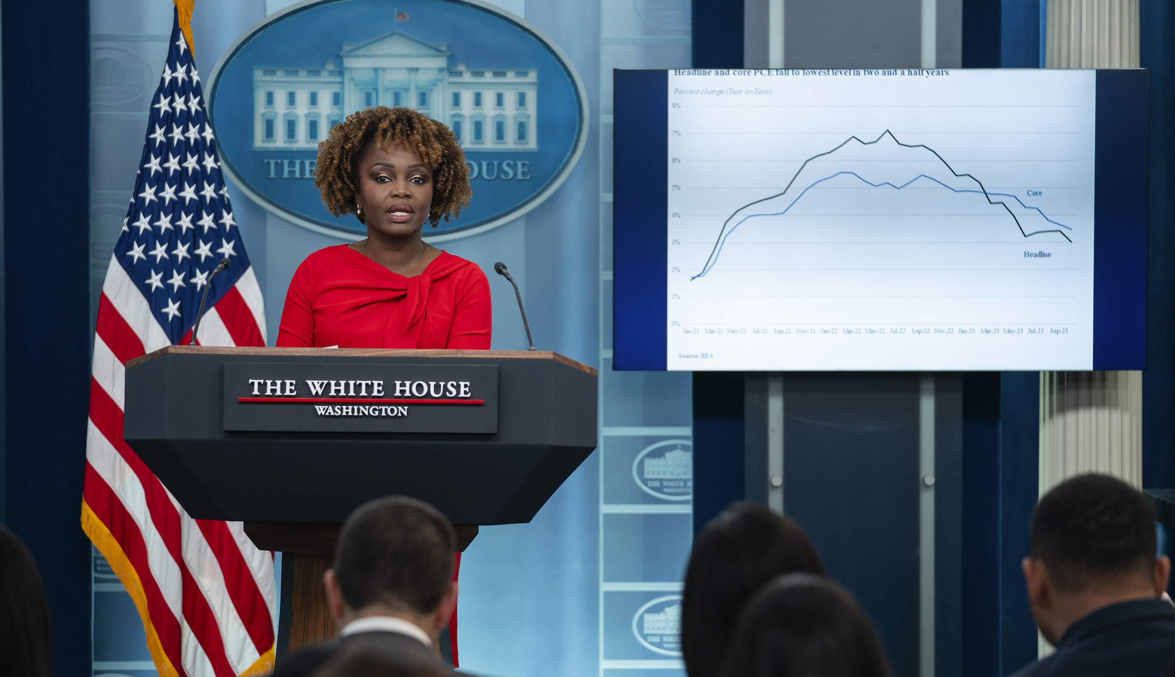 White House unveils new press briefing lectern, ‘a blend of modernity ...