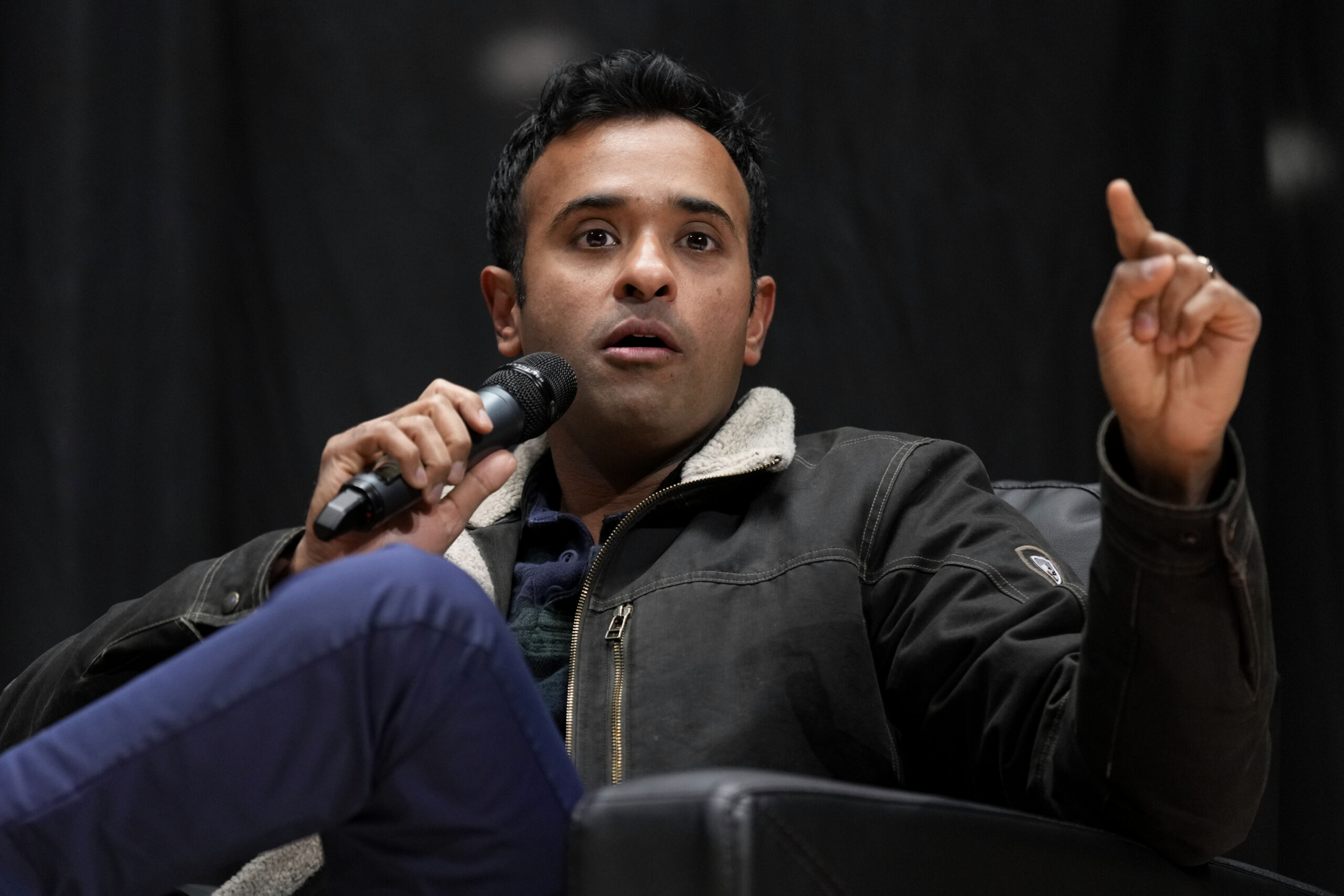 Vivek Ramaswamy discusses age, immigration, and World War III at town ...