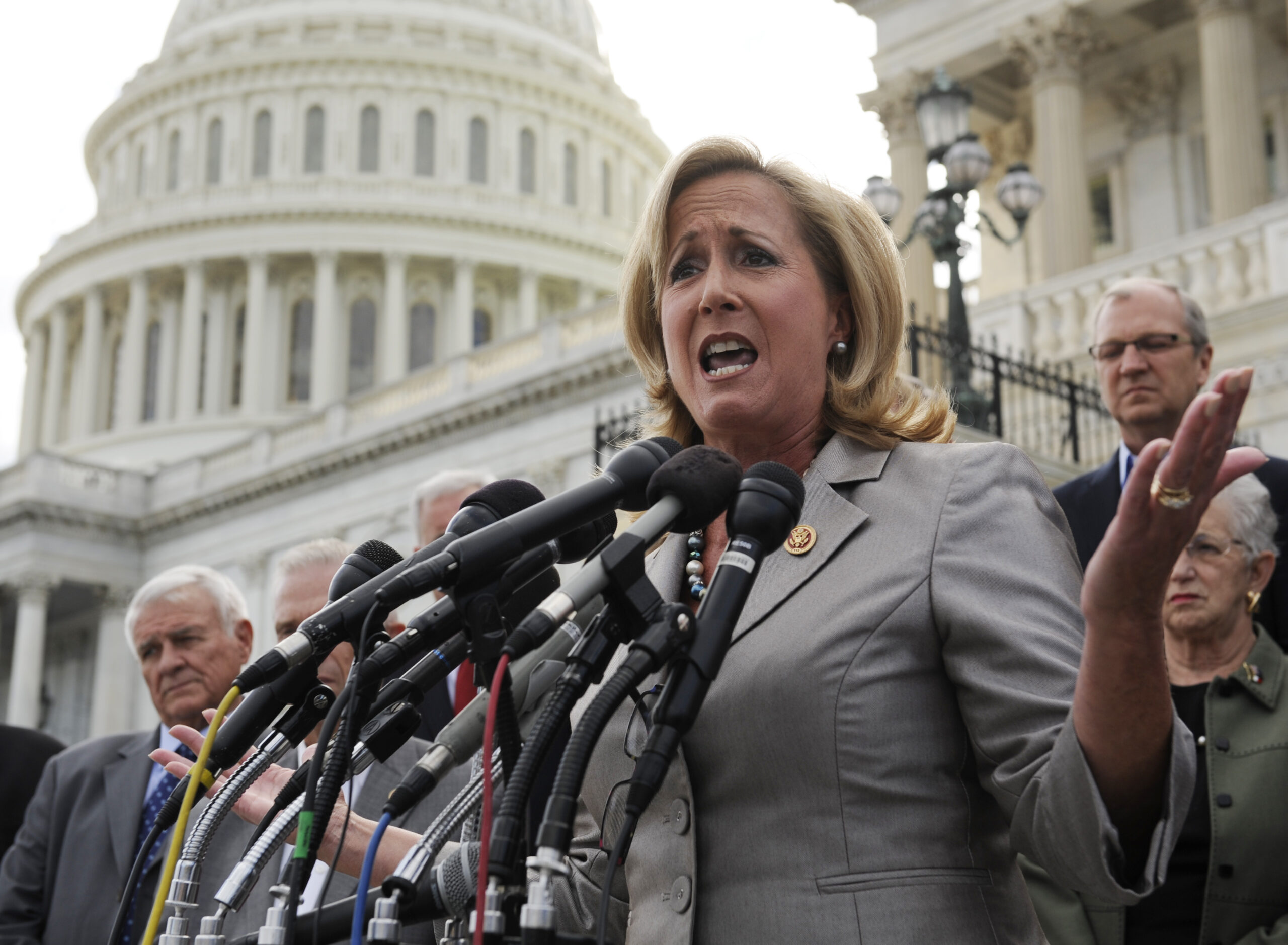 House OKs bill to stop Obama crackdown on financial adviser kickbacks ...